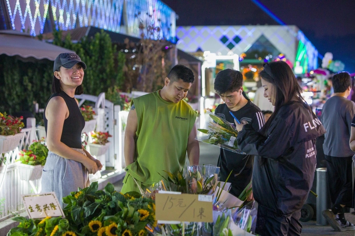 Le premier marché nocturne à thème de « fleurs » a été inauguré dans le ...