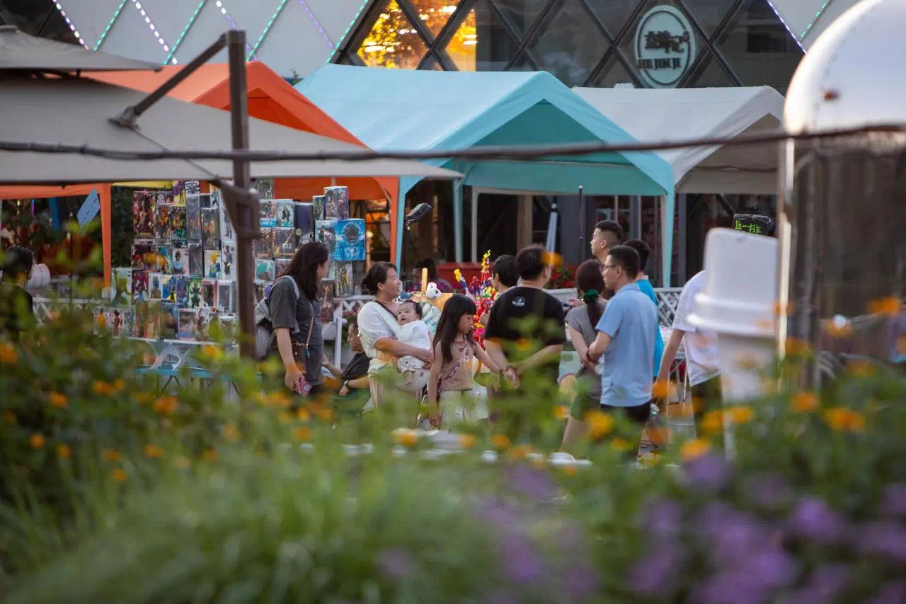Le premier marché nocturne à thème de « fleurs » a été inauguré dans le ...