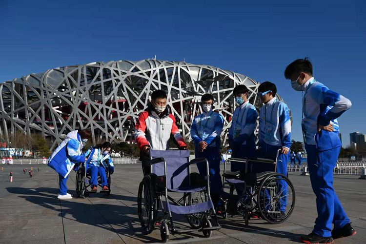Bing Dwen Dwen et Shuey Rhon Rhon ont créé l'événement sur l'avenue du ...